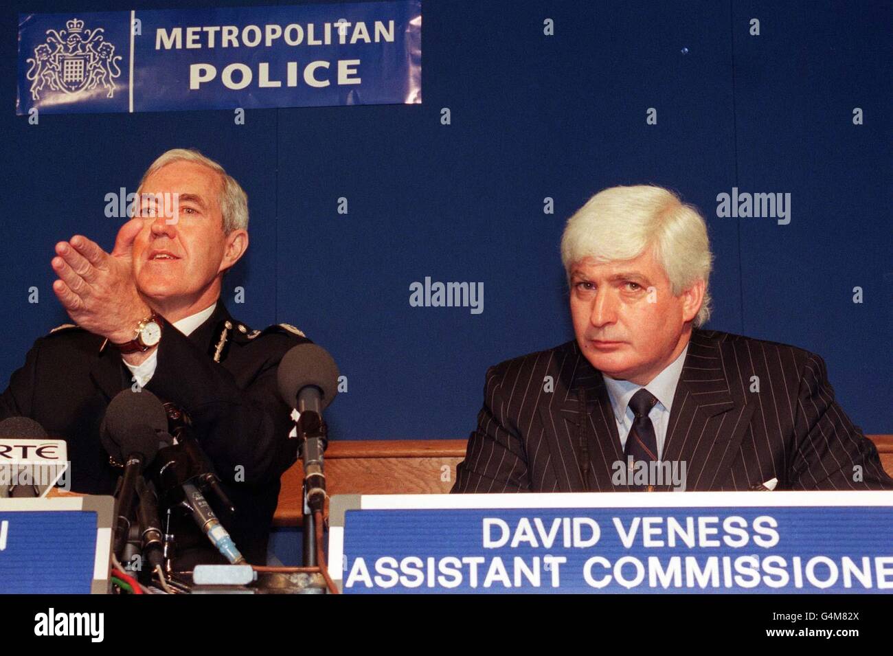 Beside metropolitan police commissioner sir paul condon l hi-res stock ...
