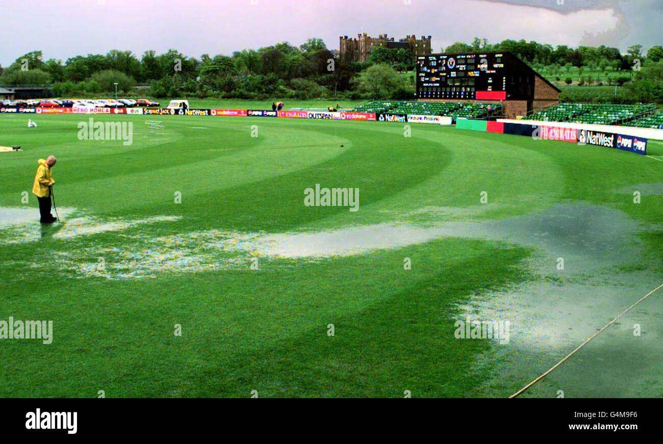 Playing cricket in the rain hi-res stock photography and images - Alamy