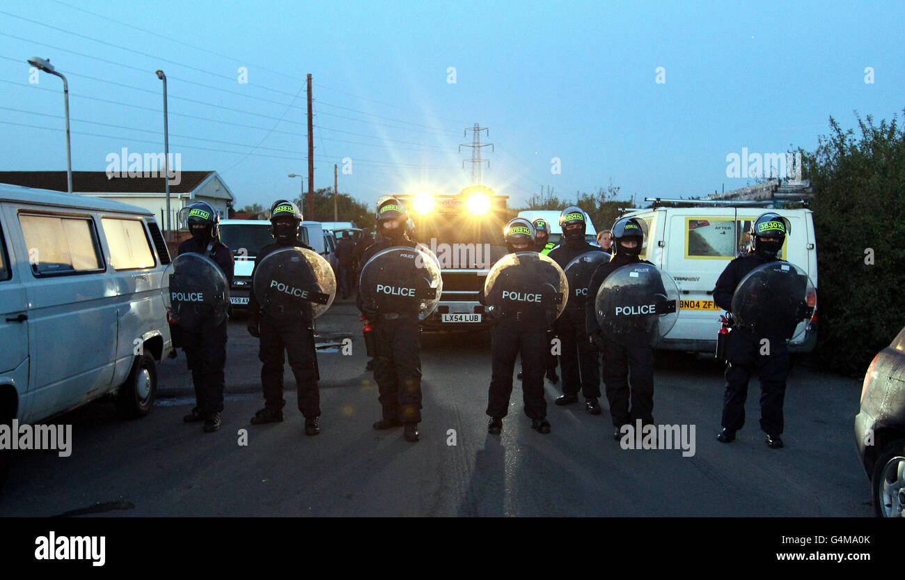 Police at Dale Farm in Essex where supporters have clashed with ...
