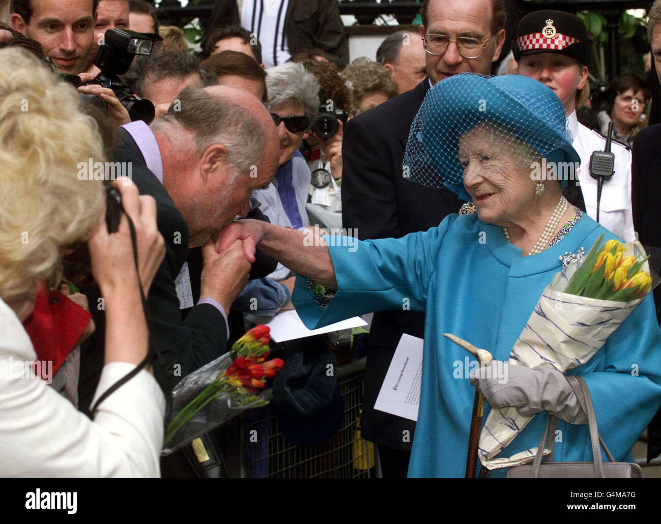 ROYAL Queen mother/kiss Stock Photo - Alamy