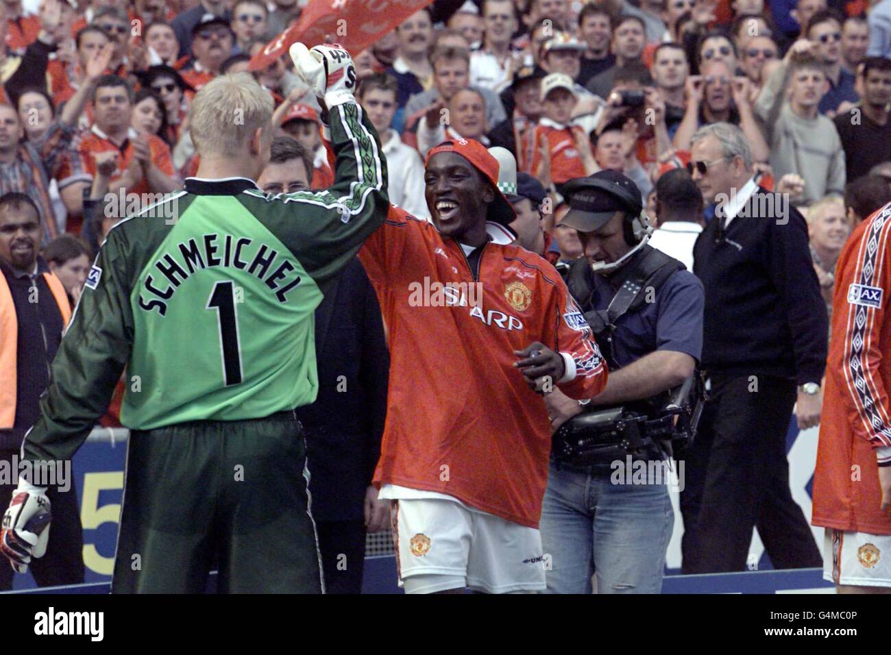 Manchester United goalkeeper Peter Schmeichel celebrates with team mate ...