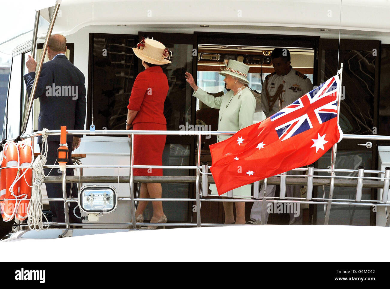 Queen elizabeth ii waves huge crowds lining brisbane river banks hi-res ...