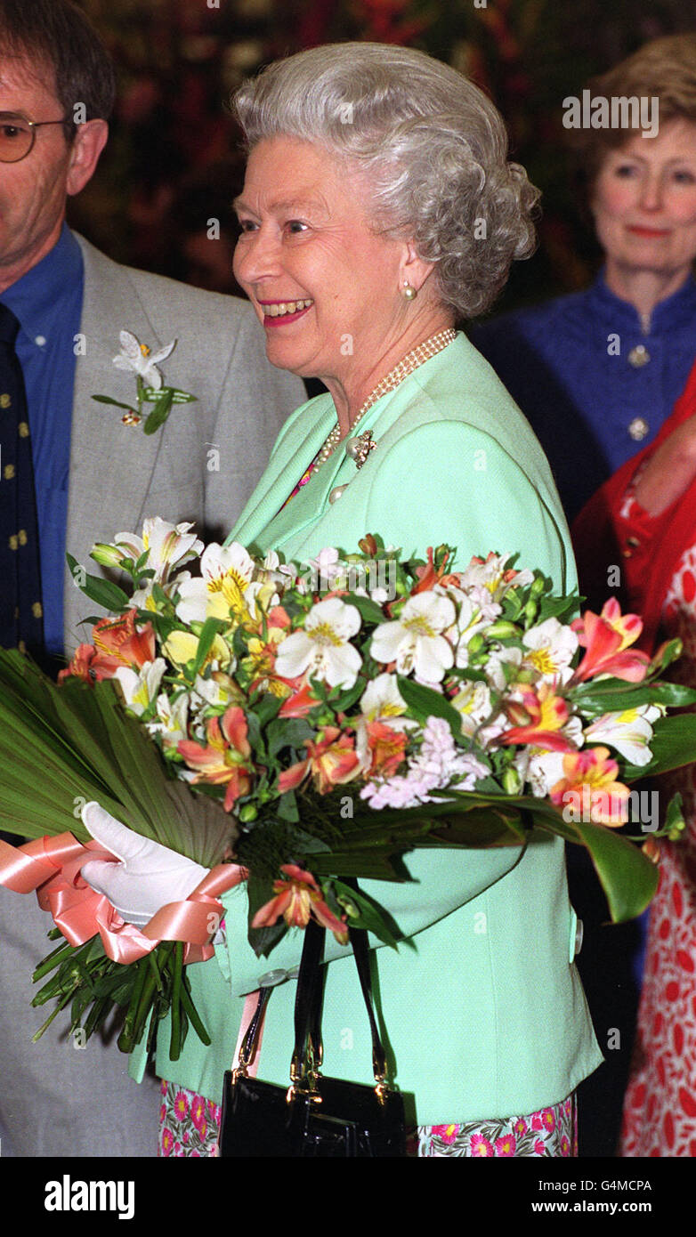 The queen makes a visit to the chelsea flower show hi-res stock ...