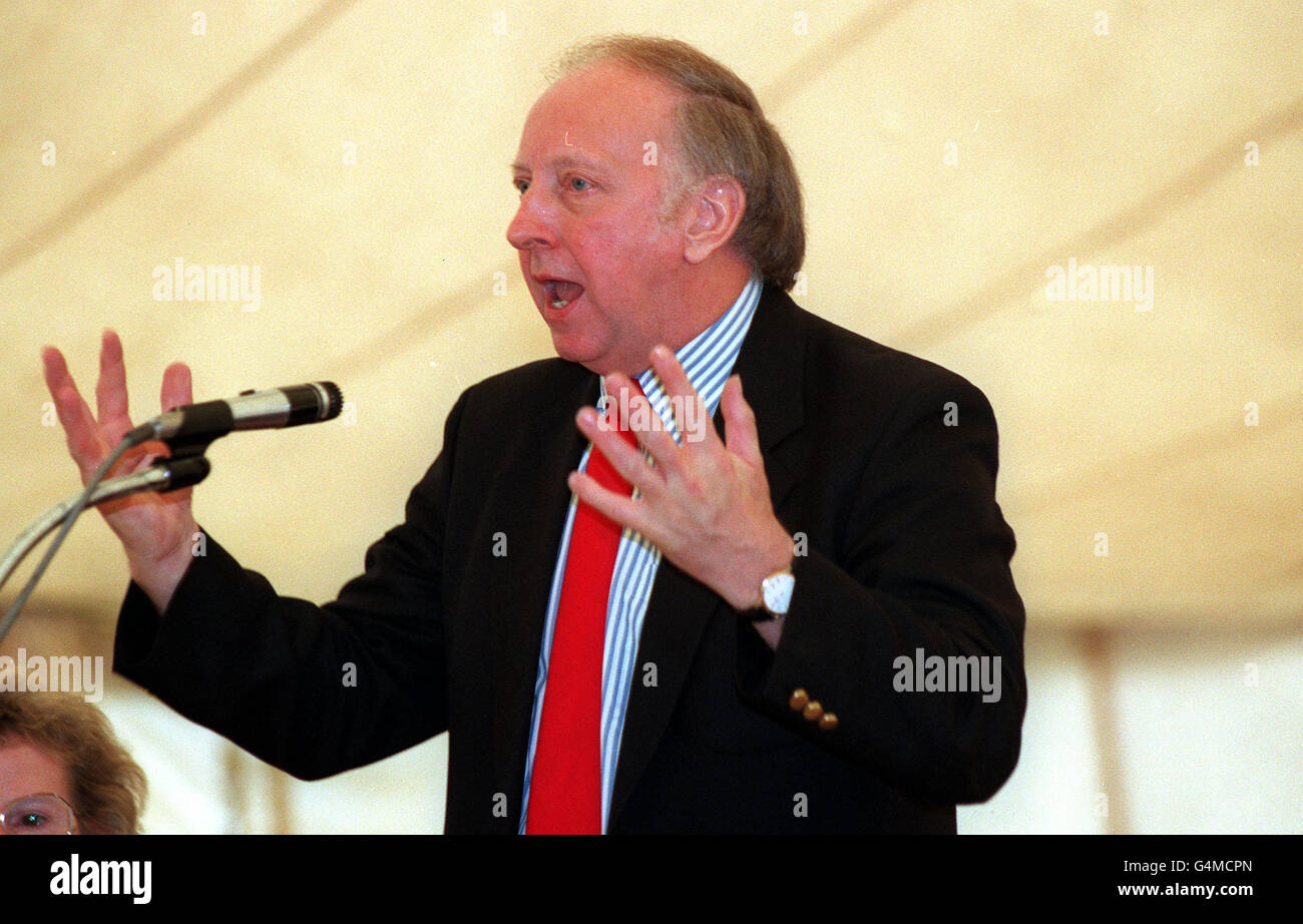 PA NEWS PHOTO 17/6/95 ARTHUR SCARGILL ADDRESSING THE 107TH ANNUAL ...