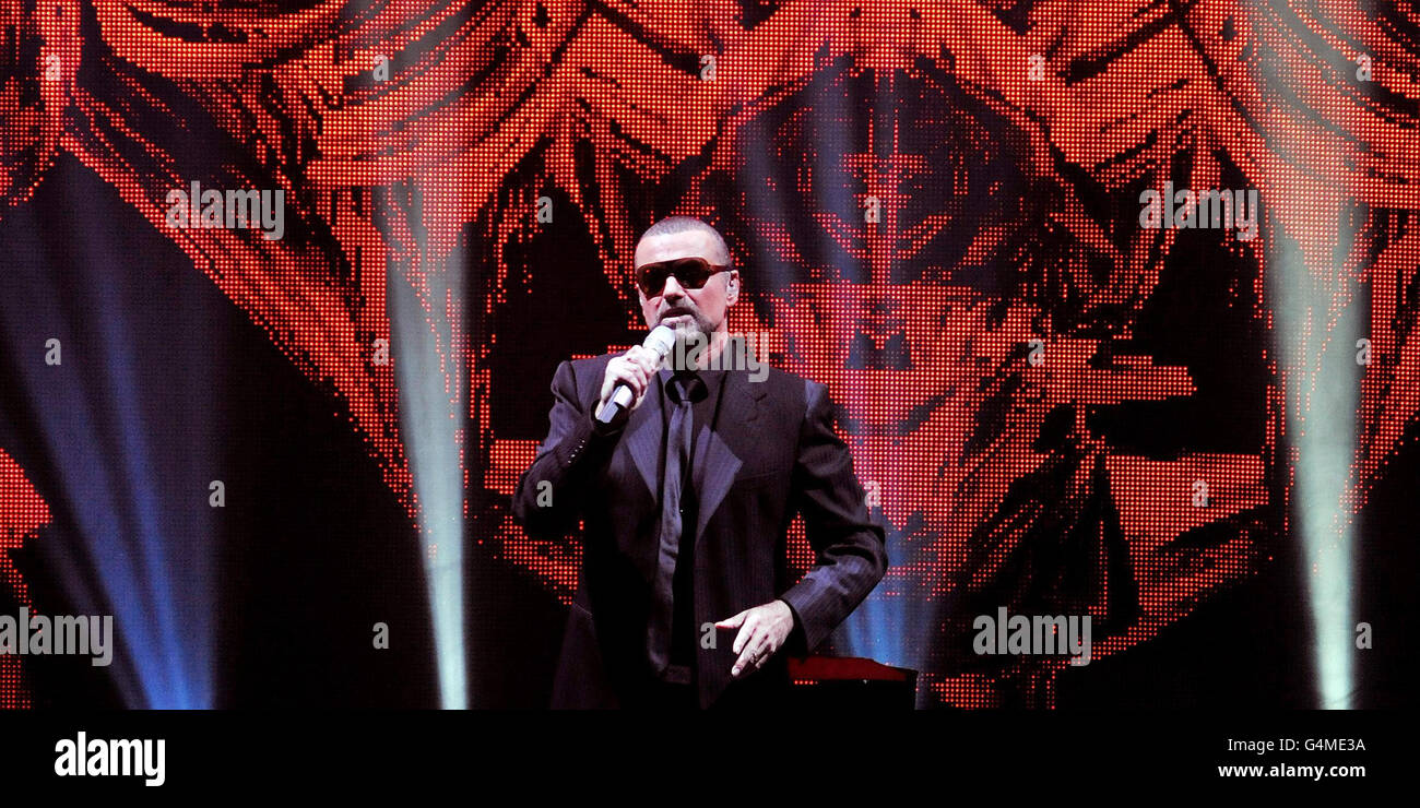 George michael in concert at the royal albert hall hi-res stock ...
