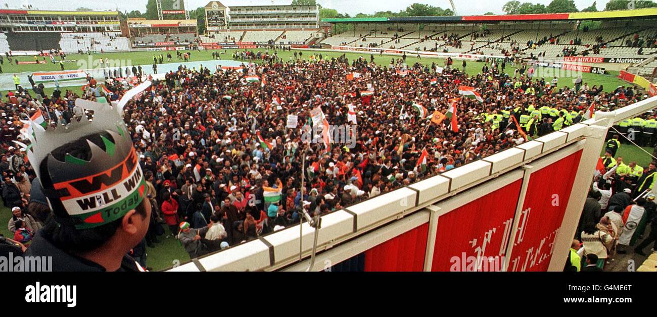 Cricket/Indian fans celebrate Stock Photo - Alamy