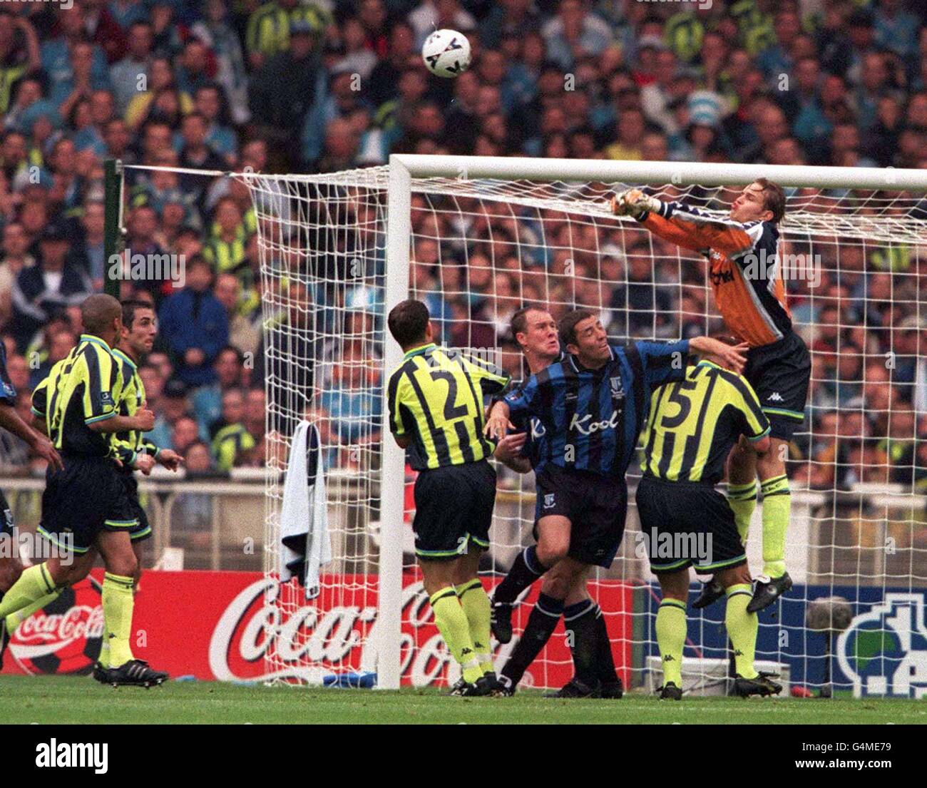 Goalkeeper punching ball hi-res stock photography and images - Alamy