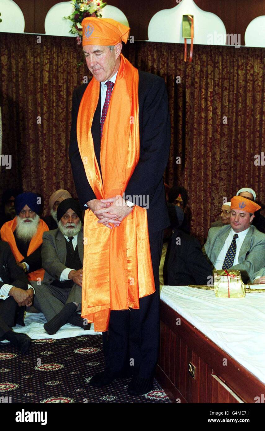 Metropolitan Police Commissioner Sir Paul Condon wears traditional Sikh ...