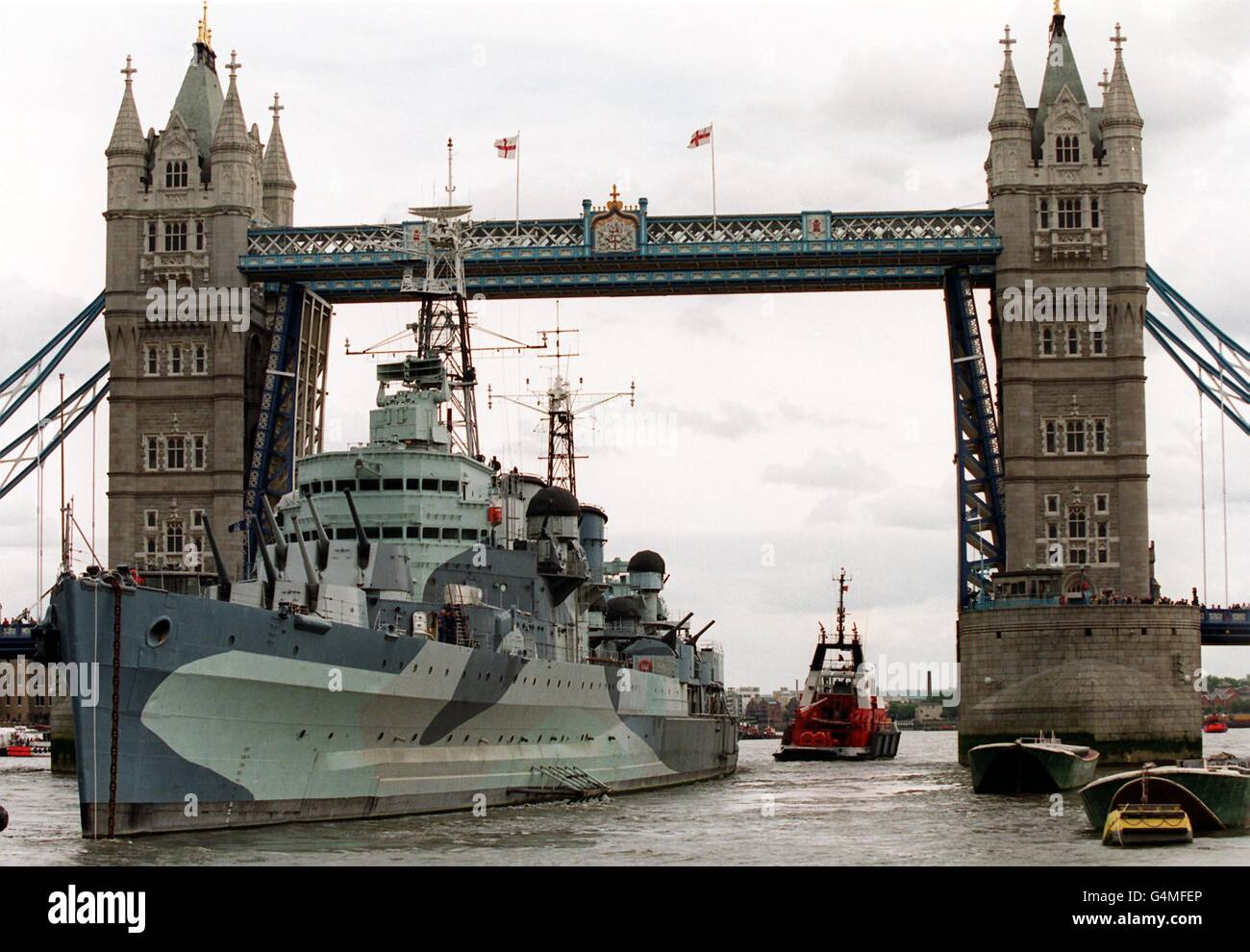 HMS Belfast/passes under Bridge Stock Photo - Alamy