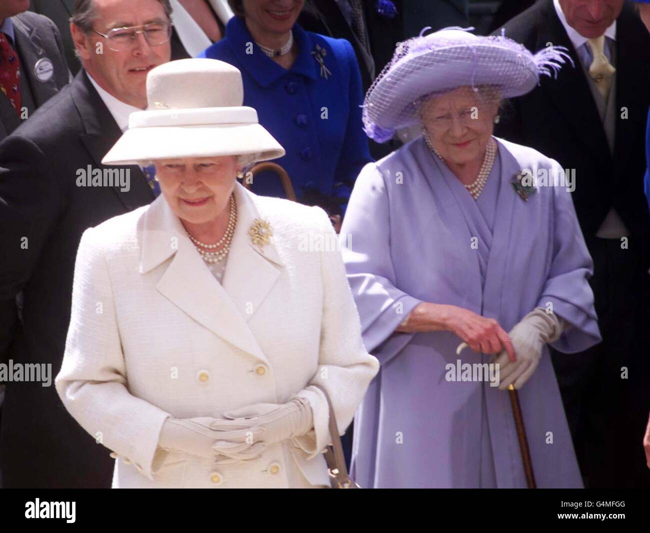 The Queen and the Queen Mother arrives at the Royal Grandstand at Epsom ...