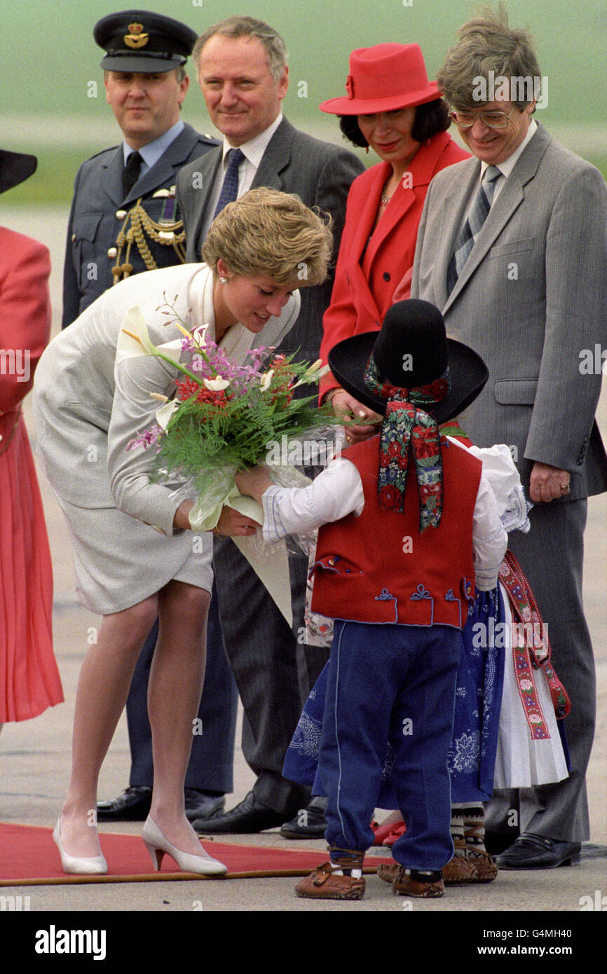 The Princess of Wales receives a warm welcome from a child dressed in ...
