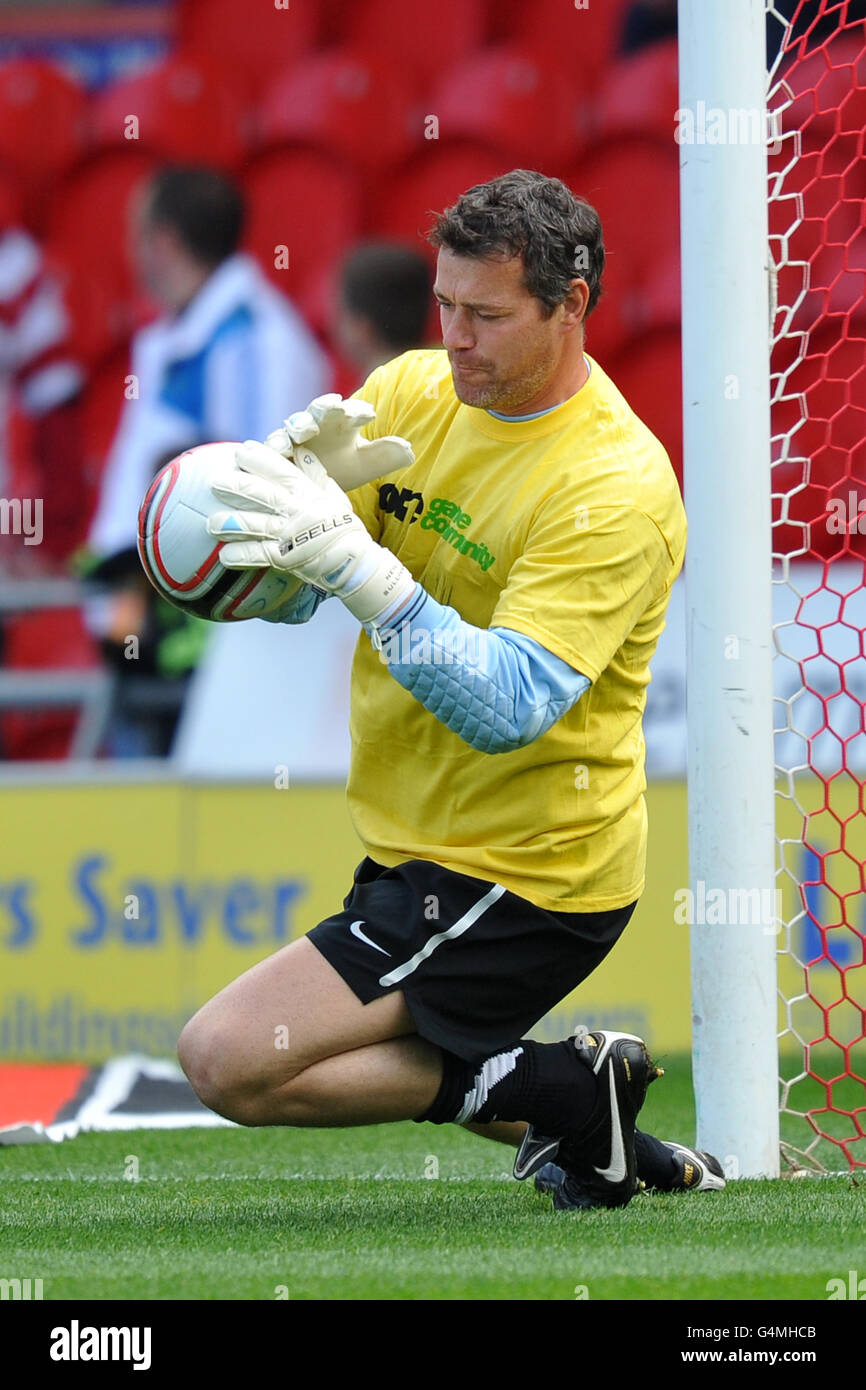 Doncaster rovers goalkeeper neil sullivan wearing one game community t ...