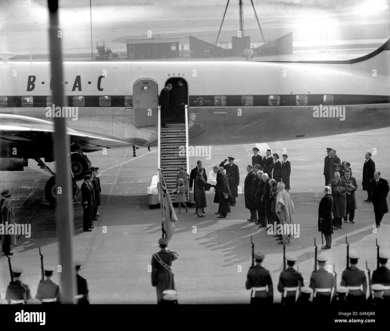 Queen elizabeth shakes hands Black and White Stock Photos & Images - Alamy