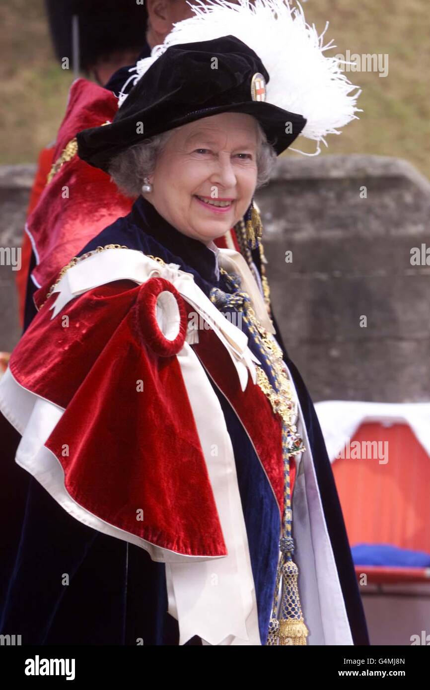 Queen elizabeth regal portrait hi-res stock photography and images - Alamy