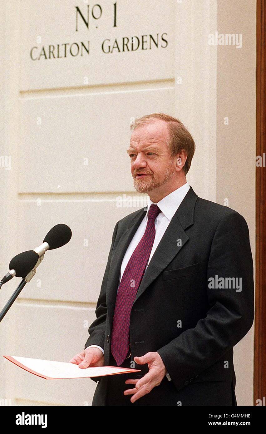 Foreign secretary Robin Cook speaking on Kosovo outside his official ...