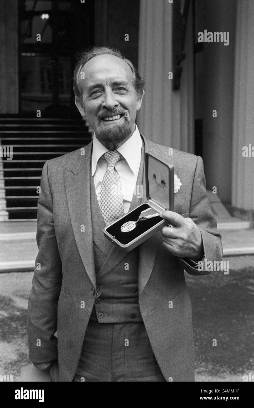 Politics - Horace Cutler Investiture - Buckingham Palace Stock Photo ...
