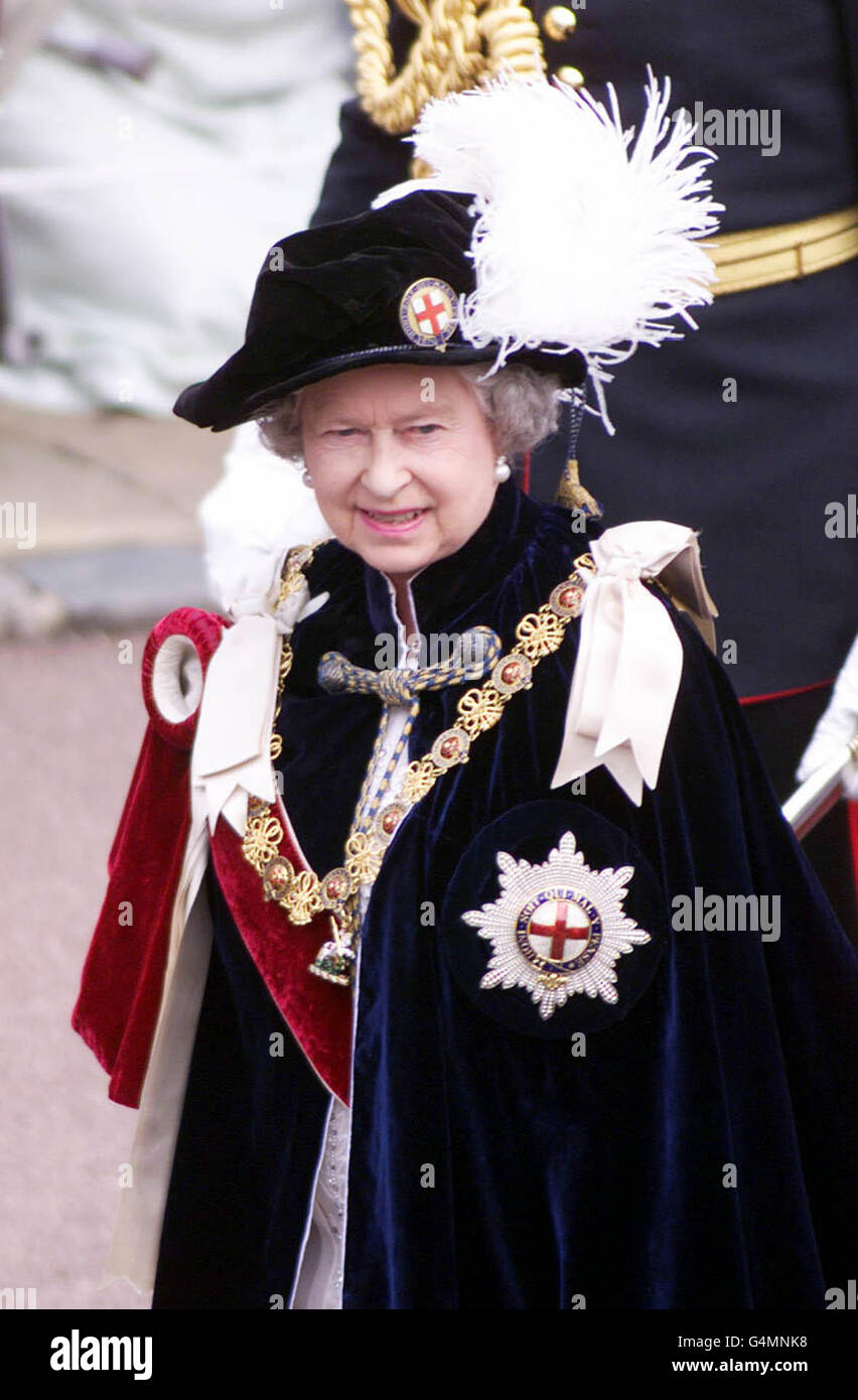 Britains queen elizabeth ii windsor castle service order garter hi-res ...