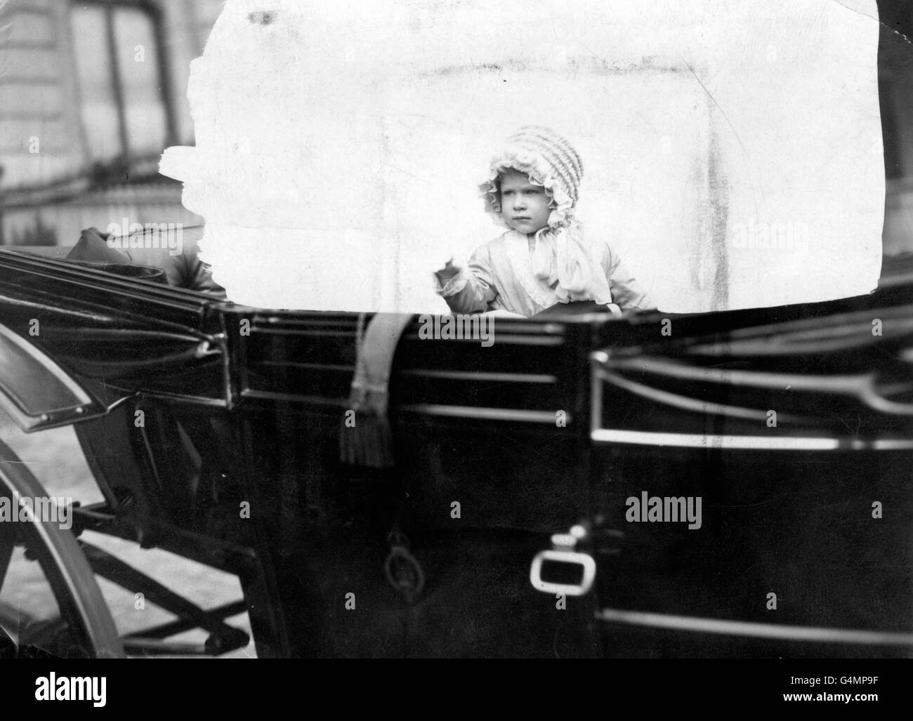 Princess Elizabeth waves to crowds as she arrives back in Piccadilly ...