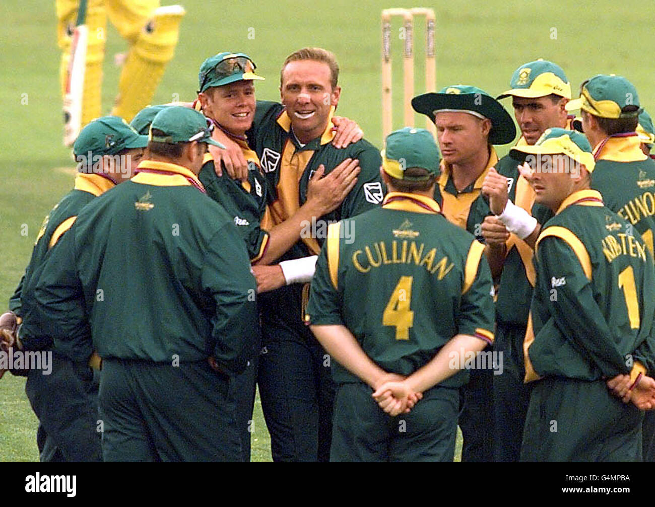 South african bowlers allan donald hi-res stock photography and images ...