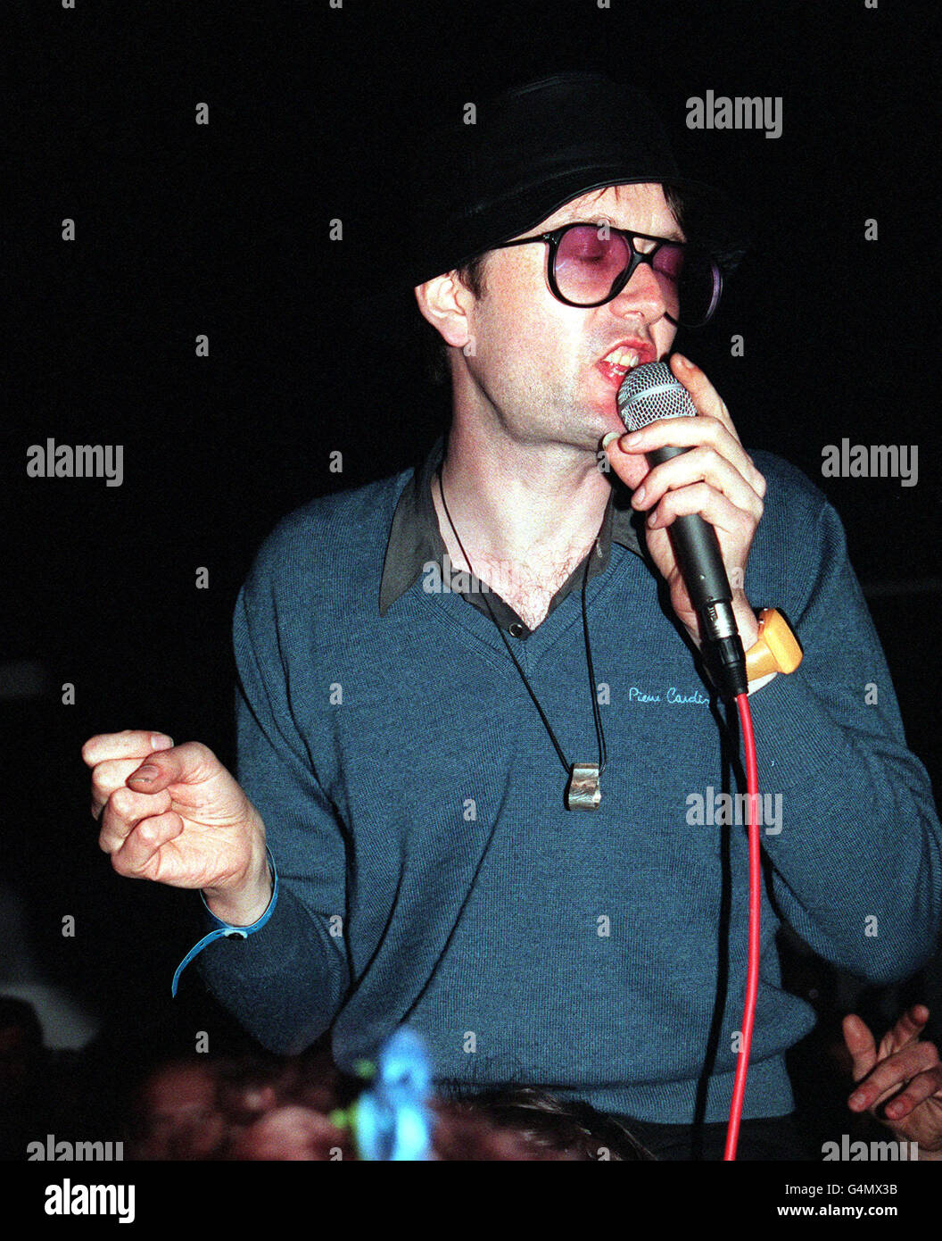 Jarvis cocker lead singer with pulp hi-res stock photography and images ...