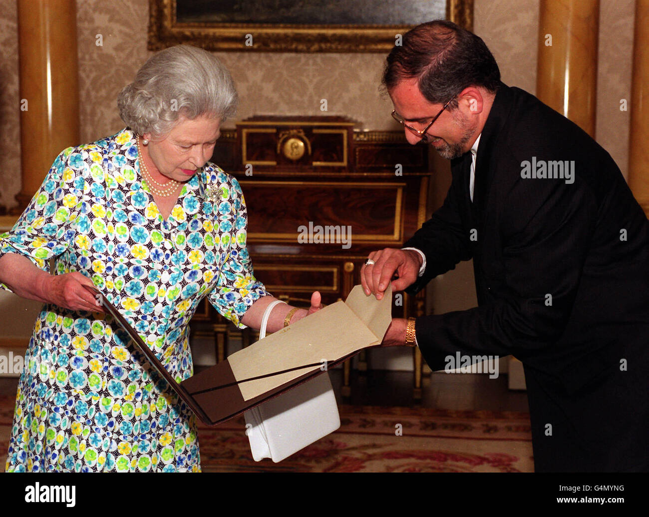 Queen elizabeth reading letter hi-res stock photography and images - Alamy