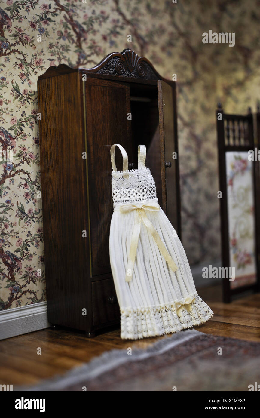 In 1 12th scale room with wallpaper by susan bembridge designs hi-res ...