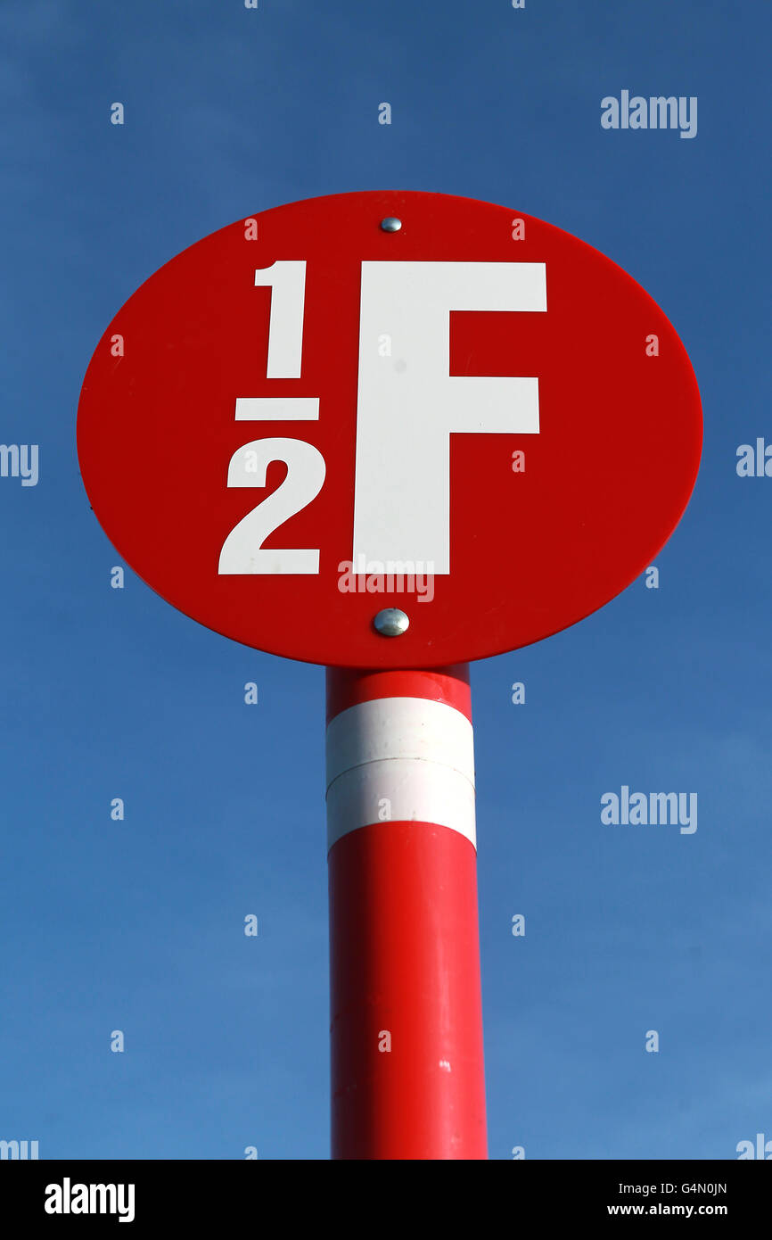 Half furlong sign hi-res stock photography and images - Alamy
