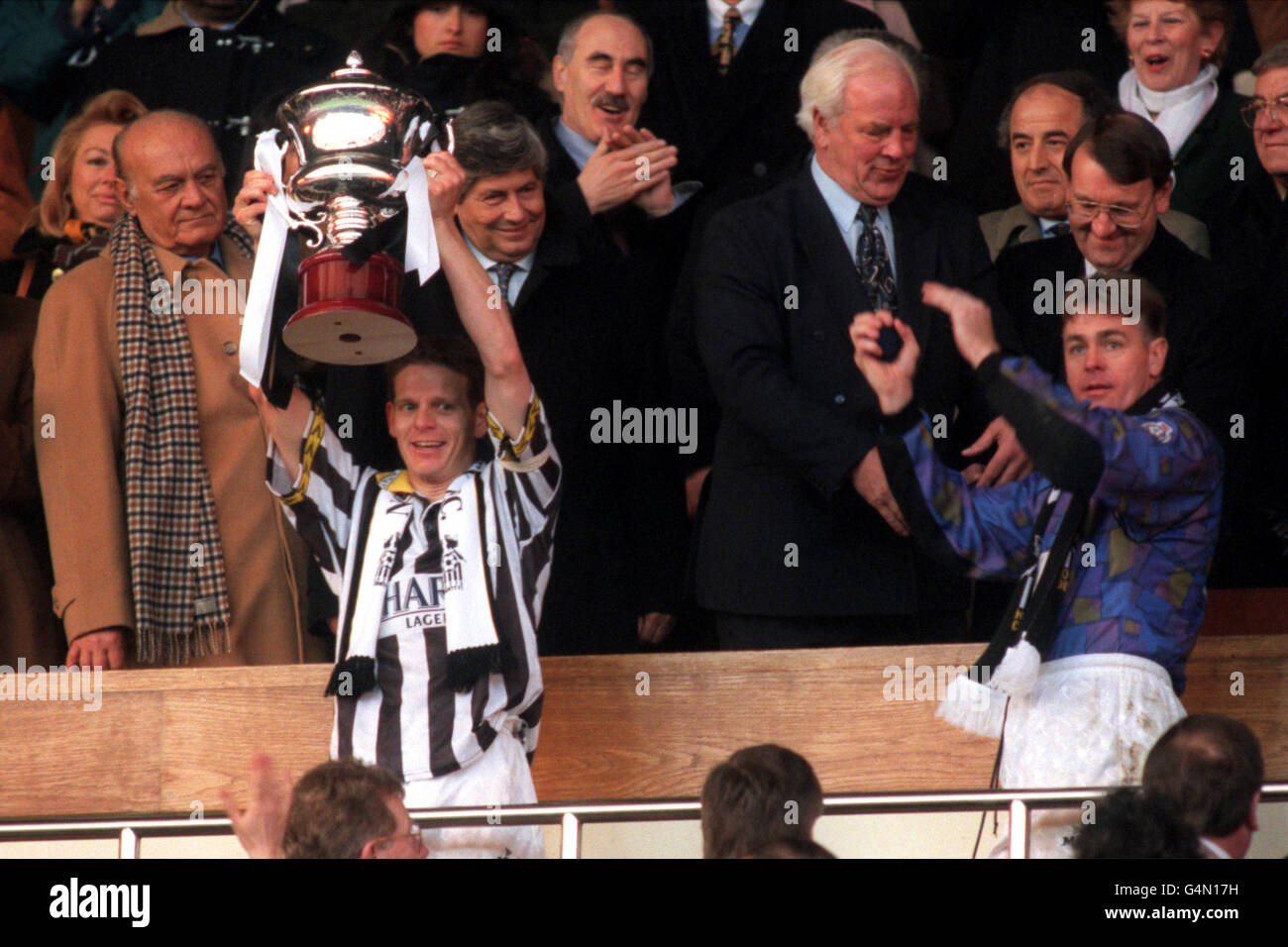 PHIL TURNER, NOTTS COUNTY, WITH THE TROPHY AFTER BEATING ASCOLI Stock ...