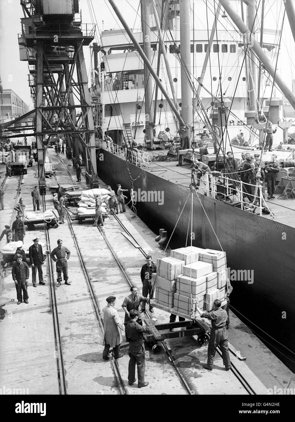 London Docks Old Black And White High Resolution Stock Photography and ...
