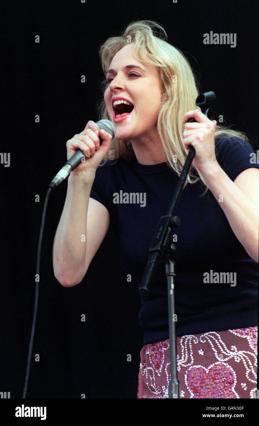 Tin tin out band hi-res stock photography and images - Alamy