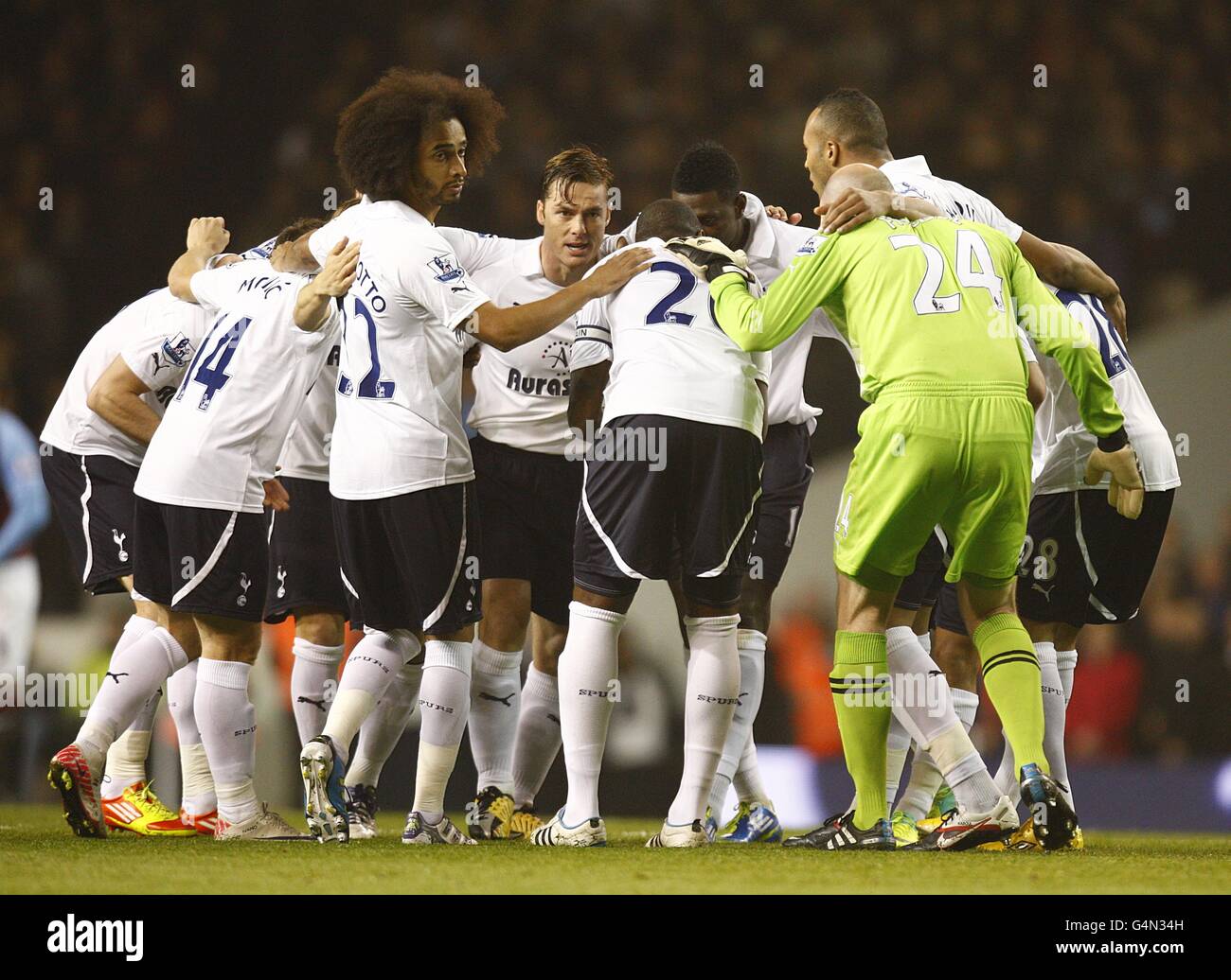 Tottenham hotspur players huddle hi-res stock photography and images ...