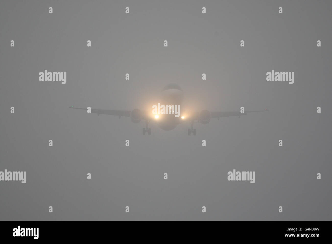 Fog today heathrow airport hi-res stock photography and images - Alamy