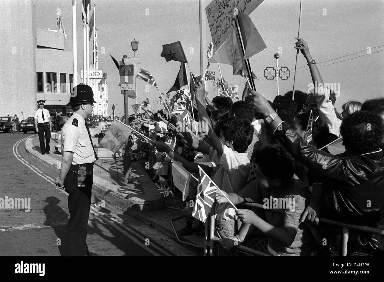 PA Photos 13/7/87 Crowds await on Brighton's beachfront to welcome ...