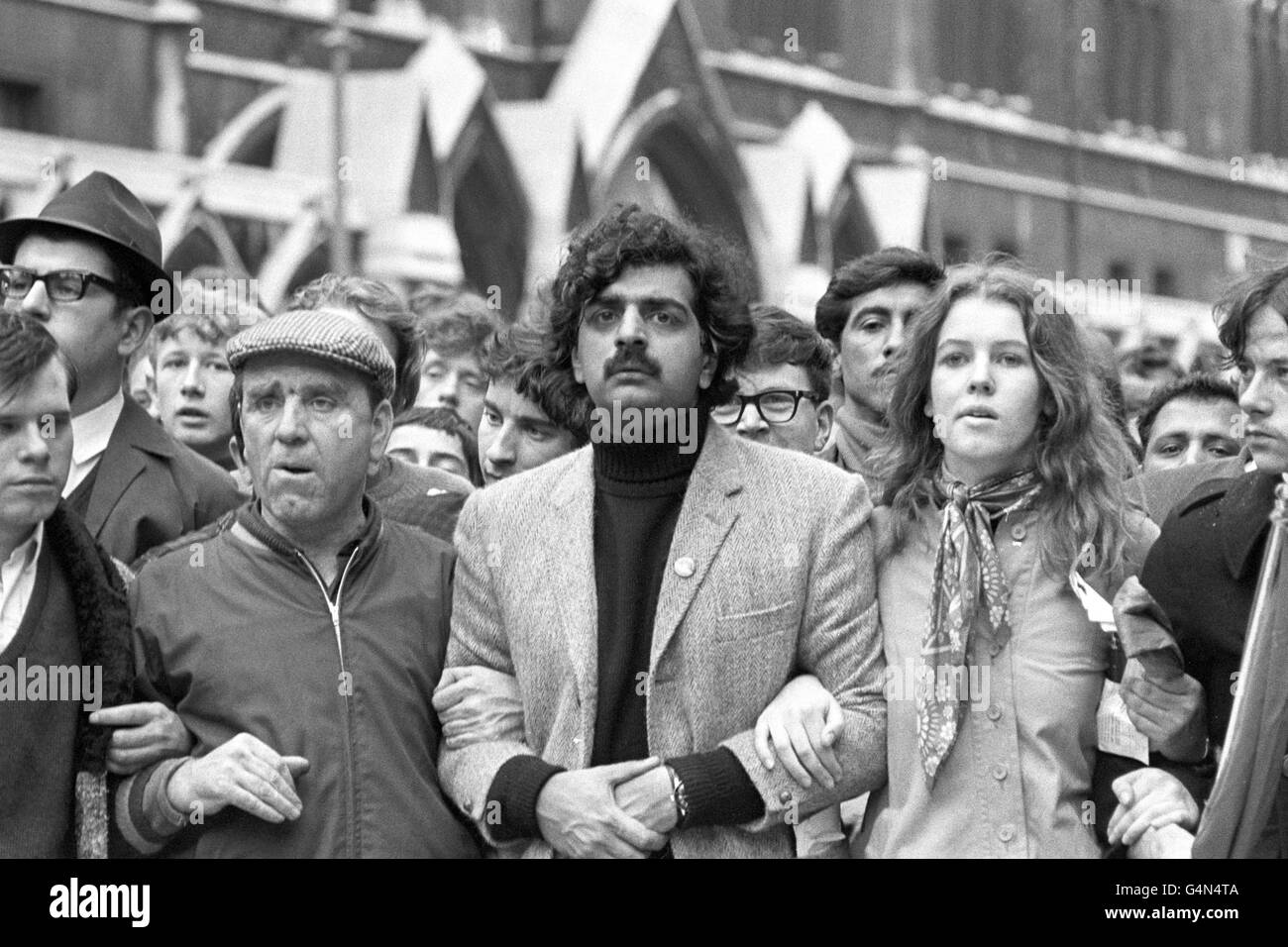 Anti vietnam war protests 1968 london Black and White Stock Photos ...