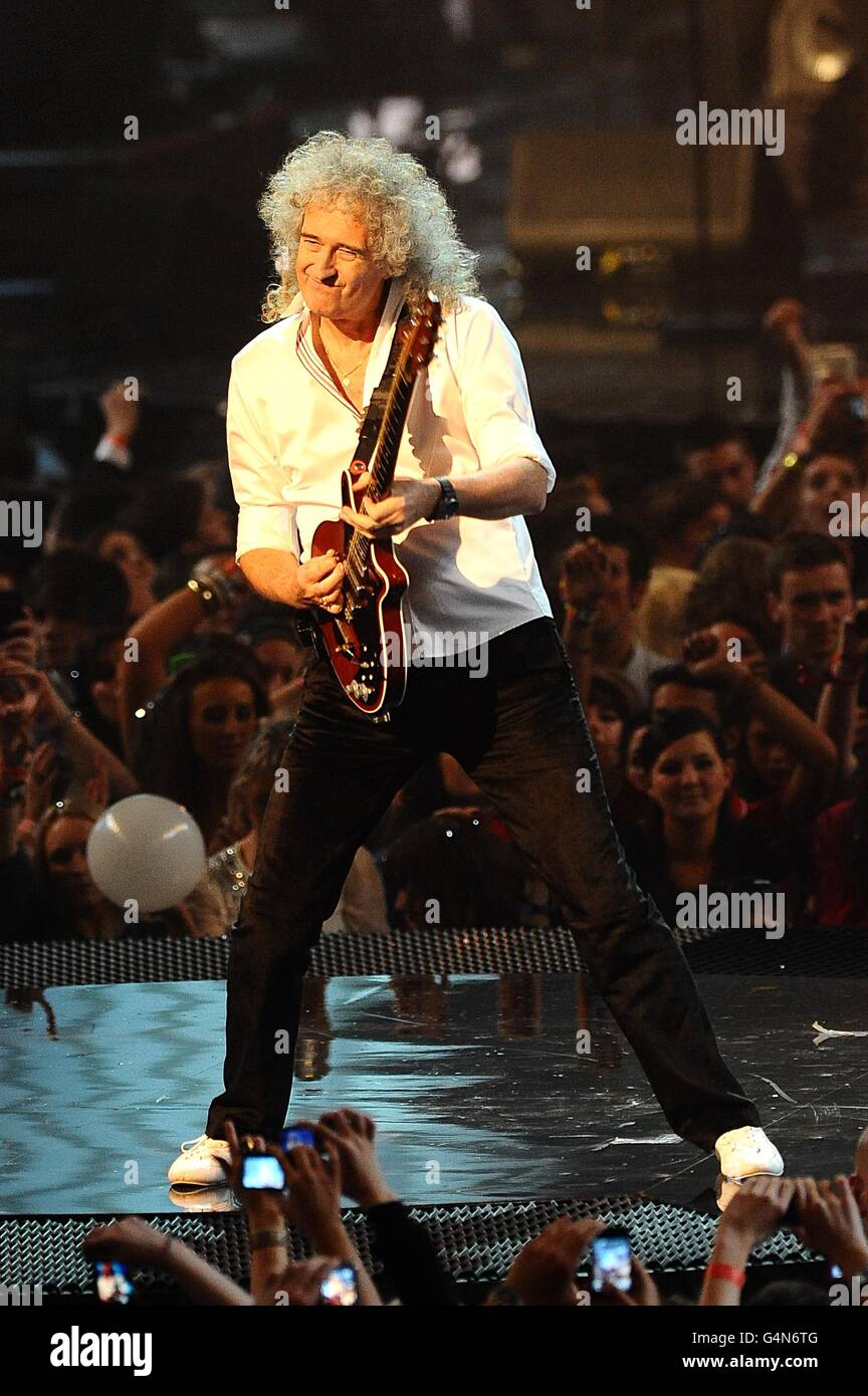 Brian May from Queen performs during the 2011 MTV Europe Music Awards ...