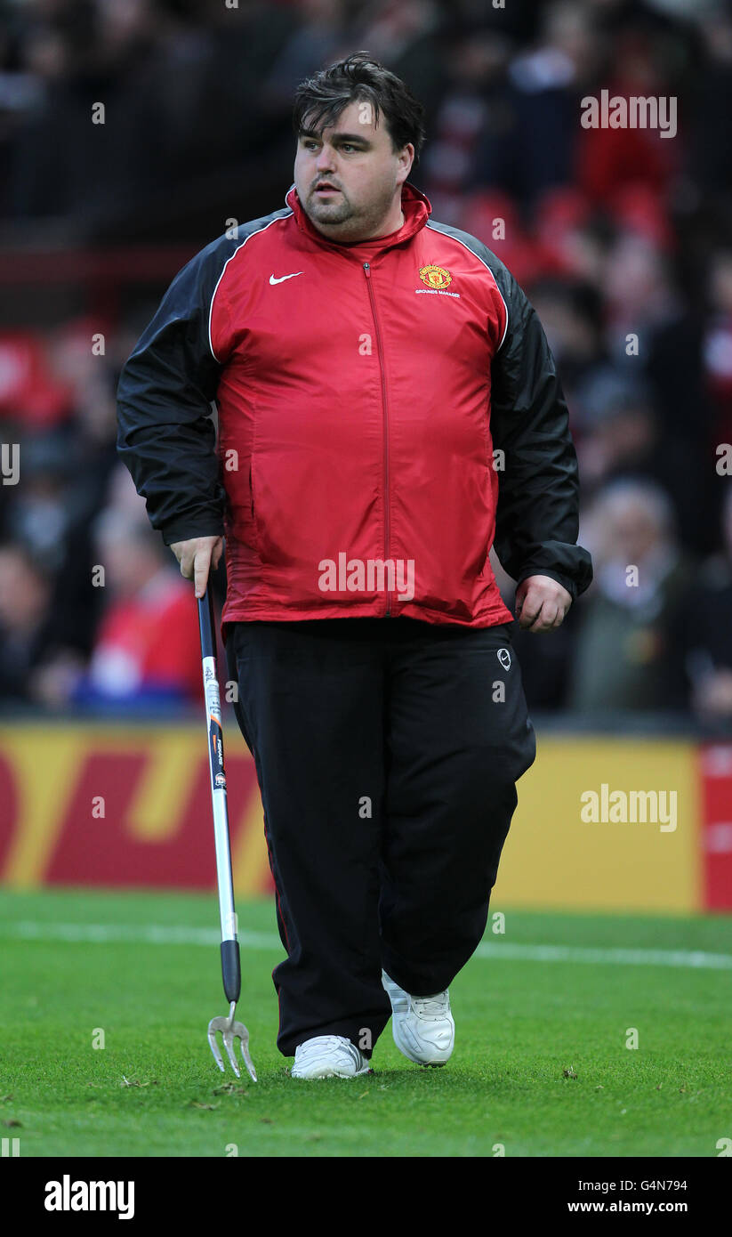 Manchester united groundsman old trafford hi-res stock photography and ...