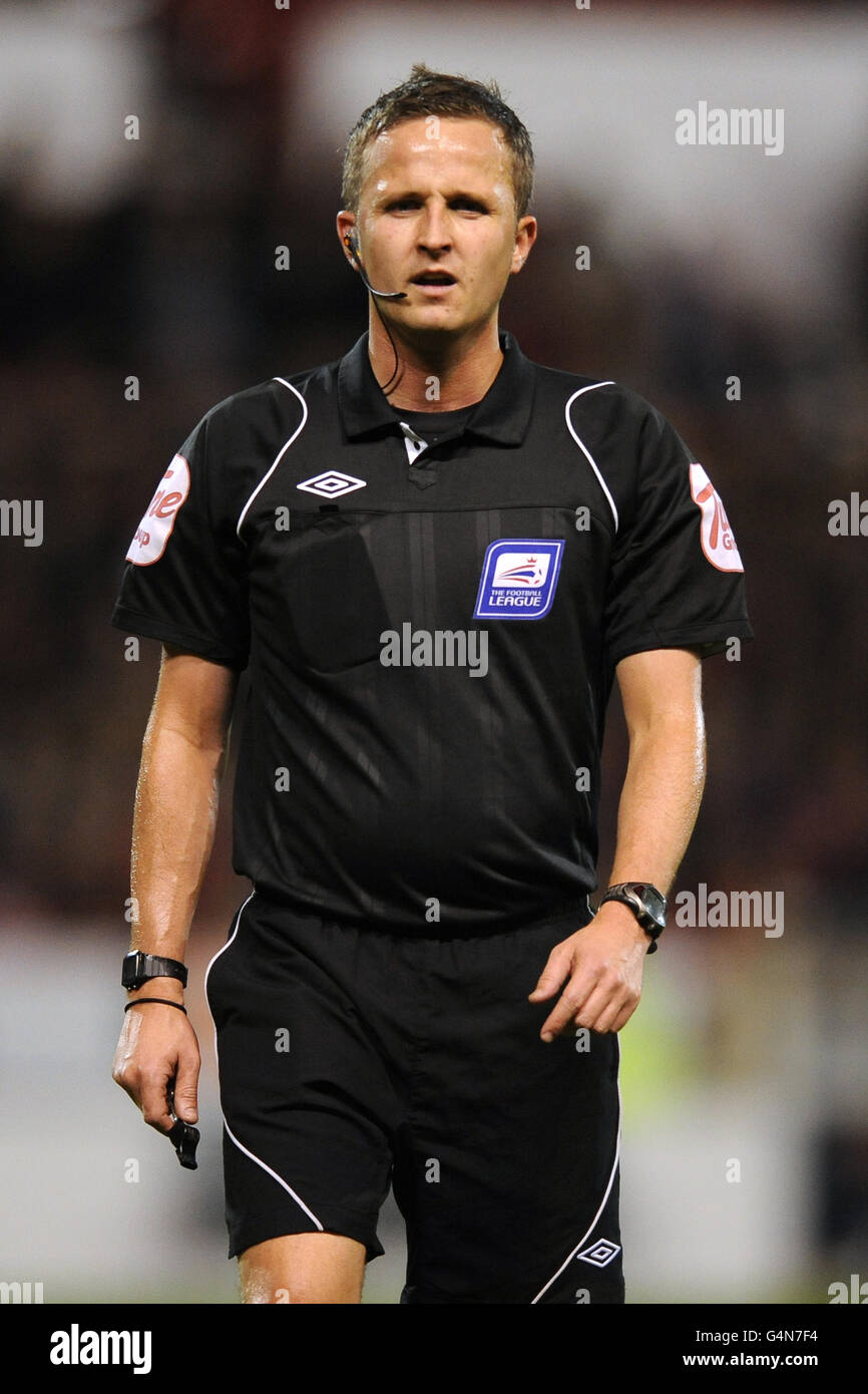 David webb referee hi-res stock photography and images - Alamy