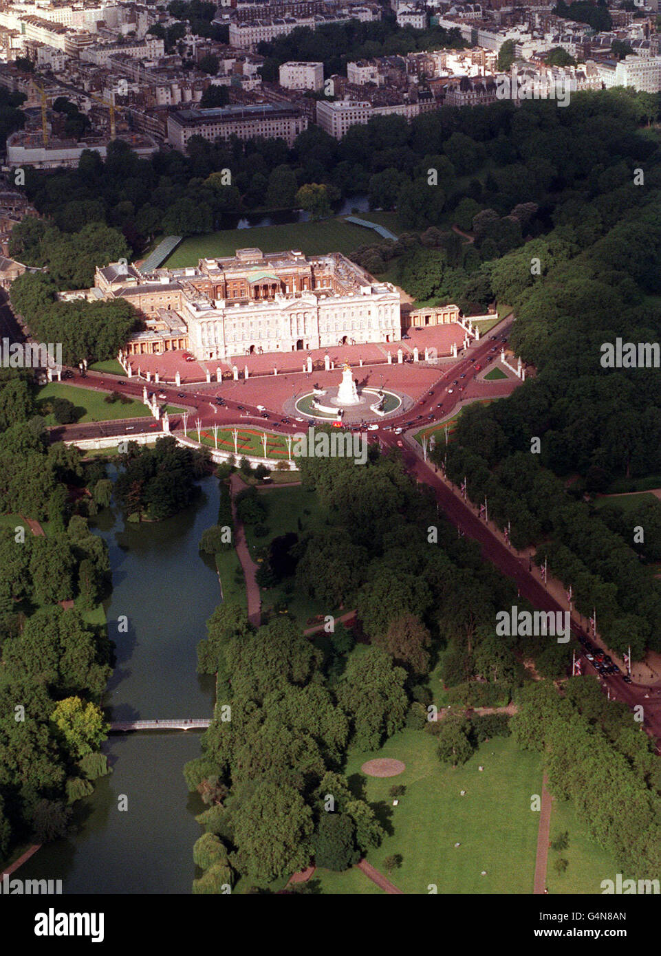 Buckingham palace exterior portrait hi-res stock photography and images ...