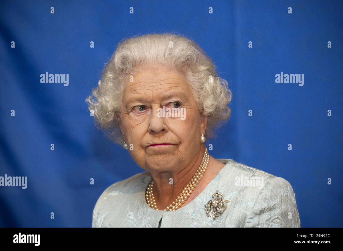 Queen elizabeth ii tours the british library in london hi-res stock ...