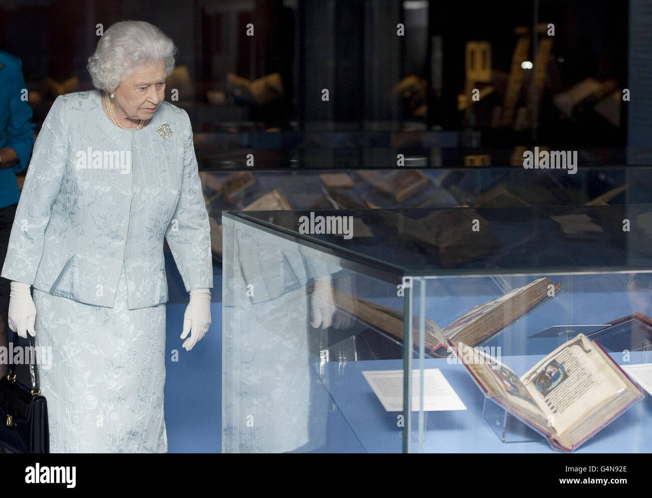 Queen elizabeth ii tours the british library in london hi-res stock ...