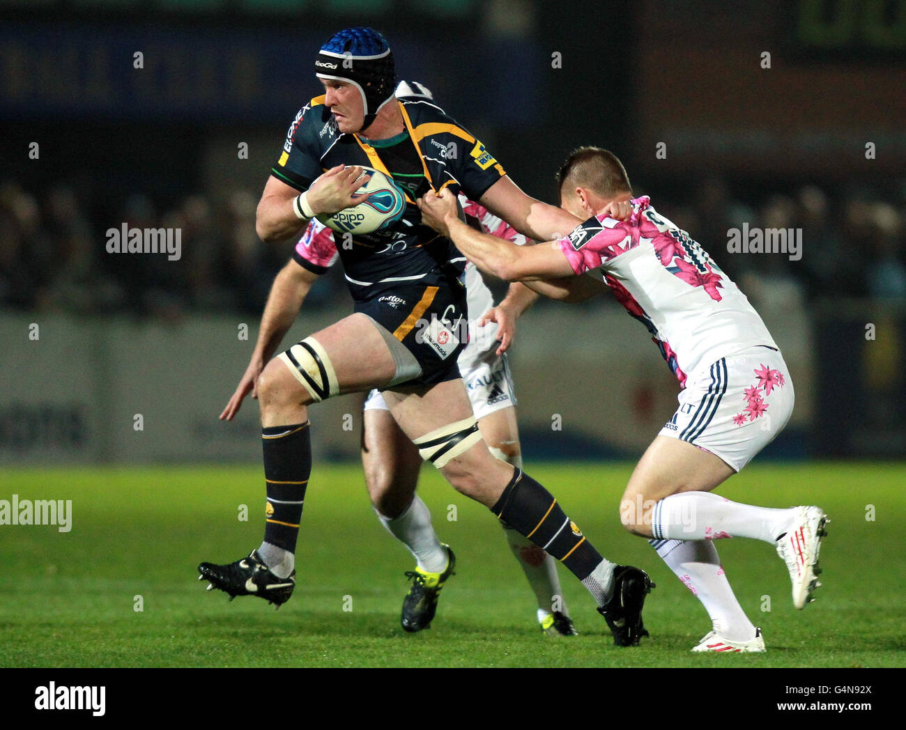 Rugbyu worcester full length tackling mangrr hi-res stock photography ...