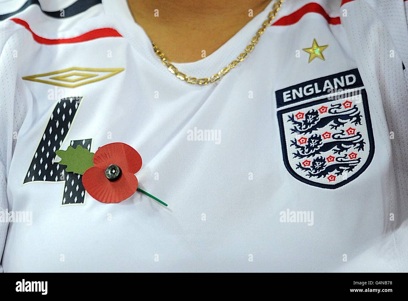 An england fan wears a poppy on her shirt hi-res stock photography and ...