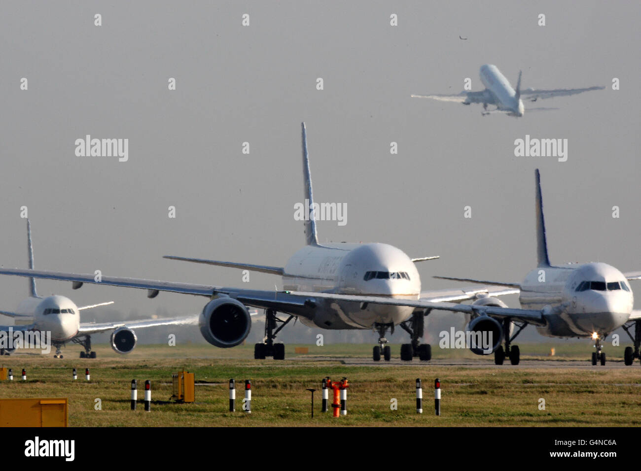 Airplanes queue to take off on the Southern runway at Heathrow Airport ...