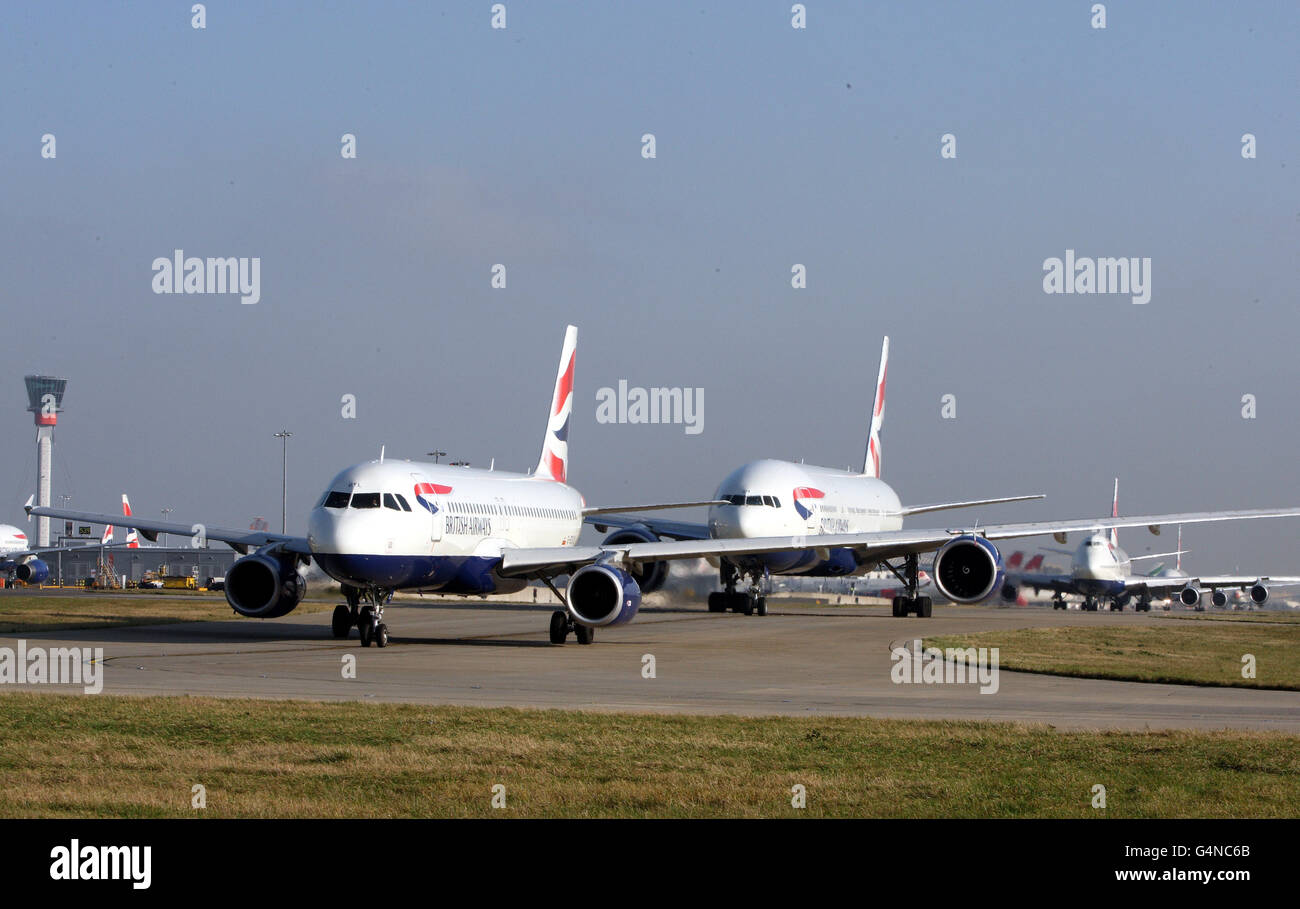 Airplanes queue heathrow hi-res stock photography and images - Alamy