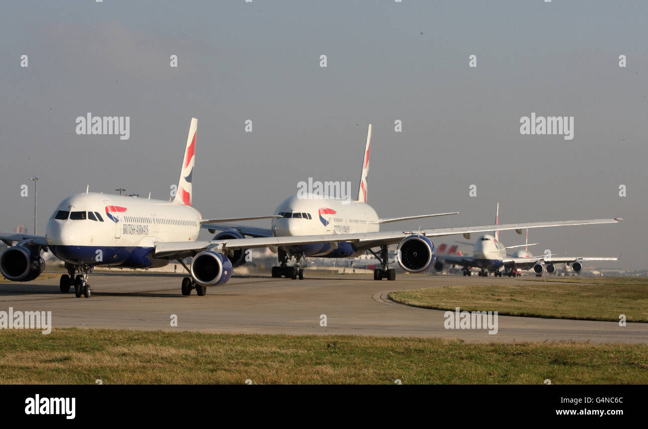 Airplanes queue heathrow hi-res stock photography and images - Alamy