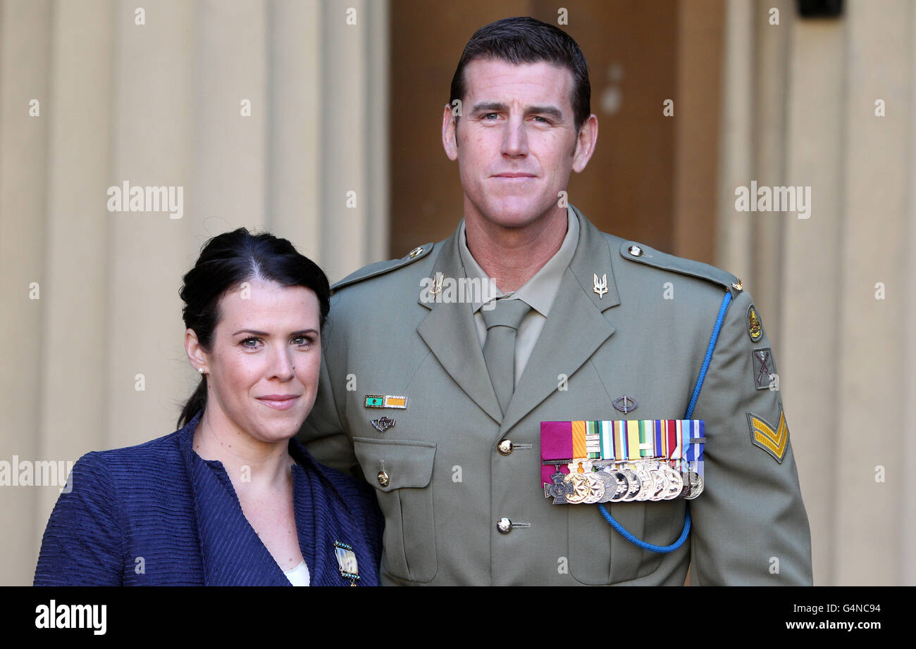 Corporal benjamin roberts smith with his wife emma at buckingham palace ...
