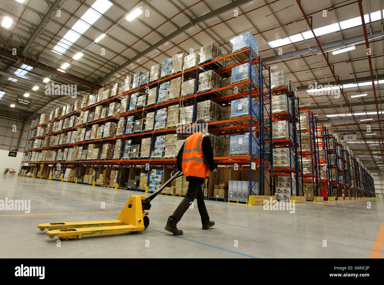 Amazon uks new fulfilment centre hi-res stock photography and images ...
