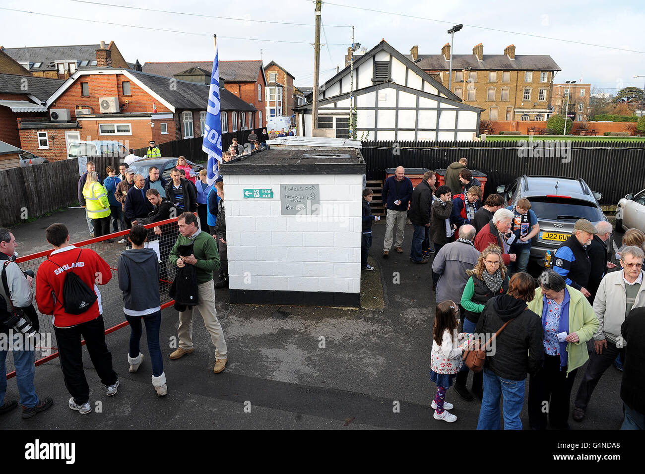 Maidenhead united fans outside the ground hi-res stock photography and ...
