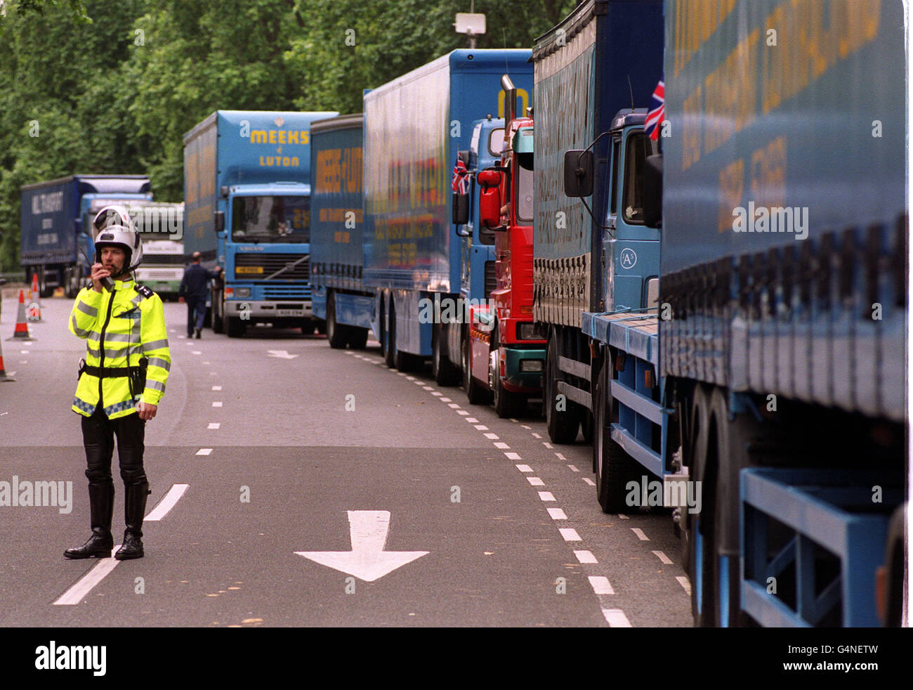 Lorries on park lane hi-res stock photography and images - Alamy