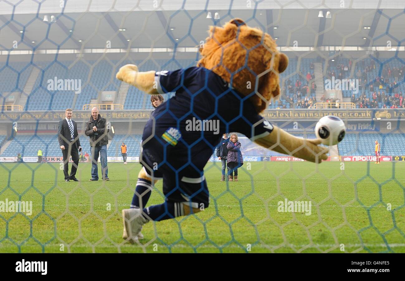 Millwall mascot hi-res stock photography and images - Alamy